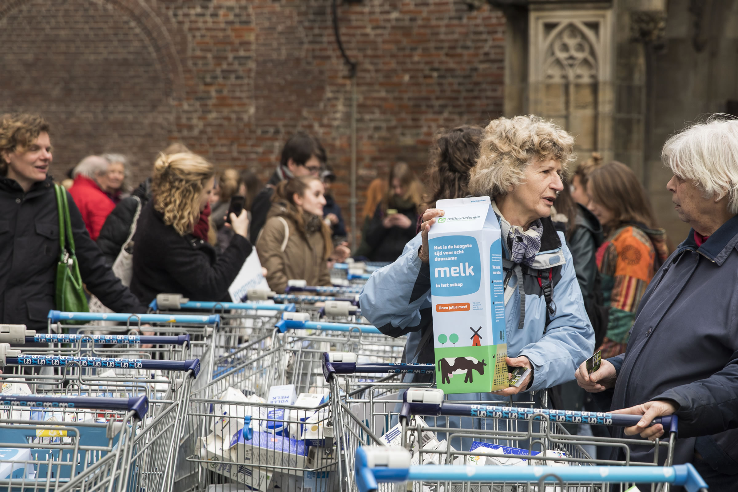 Drie grote supermarkten kiezen voor duurzame melk — Milieudefensie