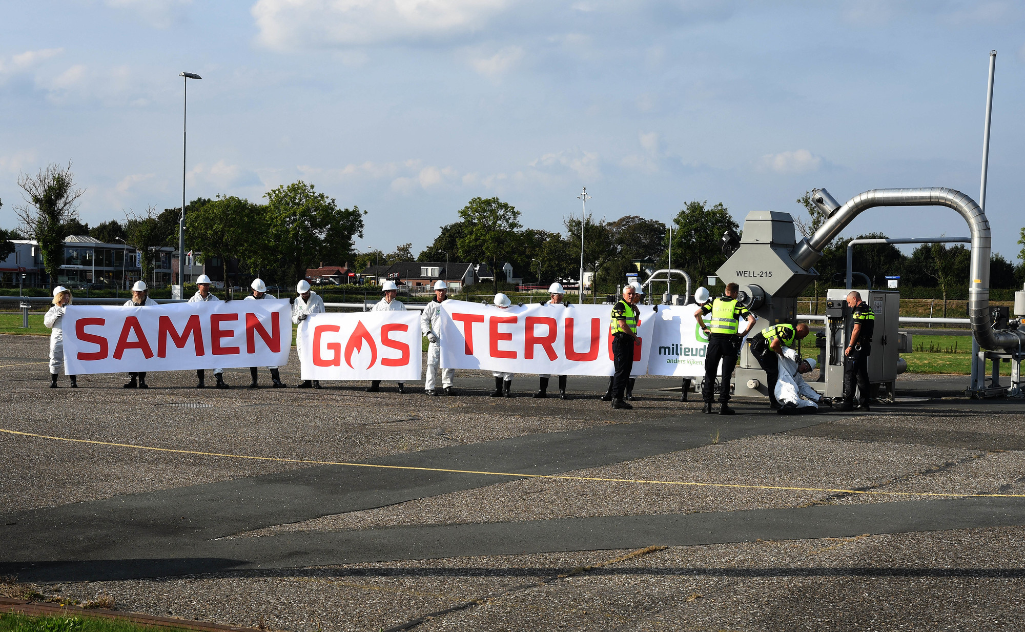 Groningers en Milieudefensie klimmen over hek gaslocatie NAM voor ...